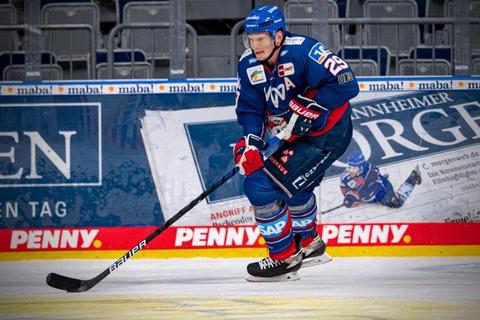 Verteidiger Denis Reul bleibt ein Adler-Träger