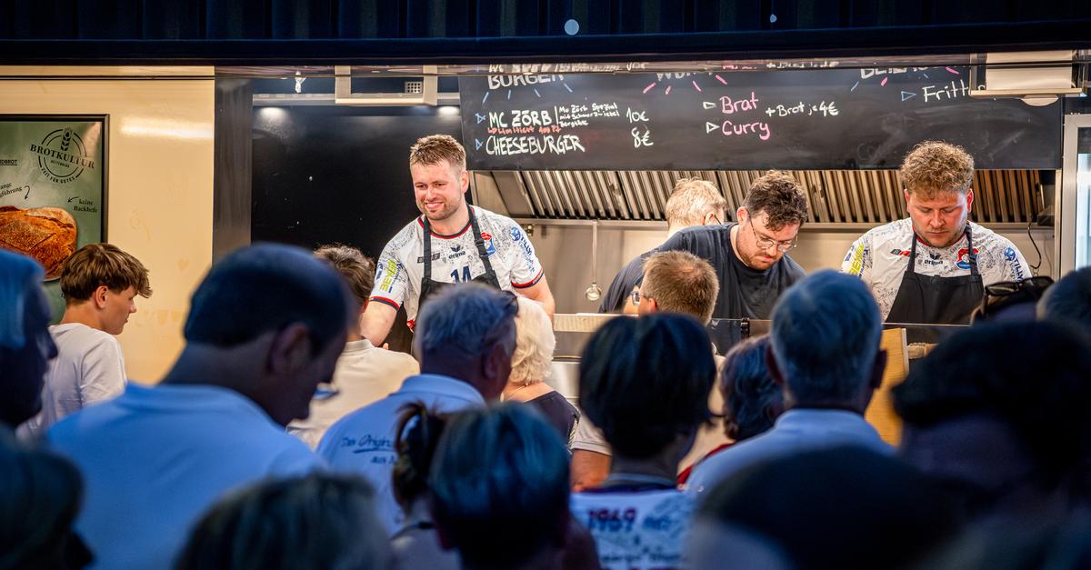 TV Hüttenberg: Moritz Zörb verkauft den Fans zum Abschied Currywurst ...