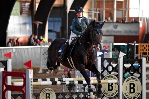 Amy Helfrich reitet in Kranichstein der Konkurrenz davon